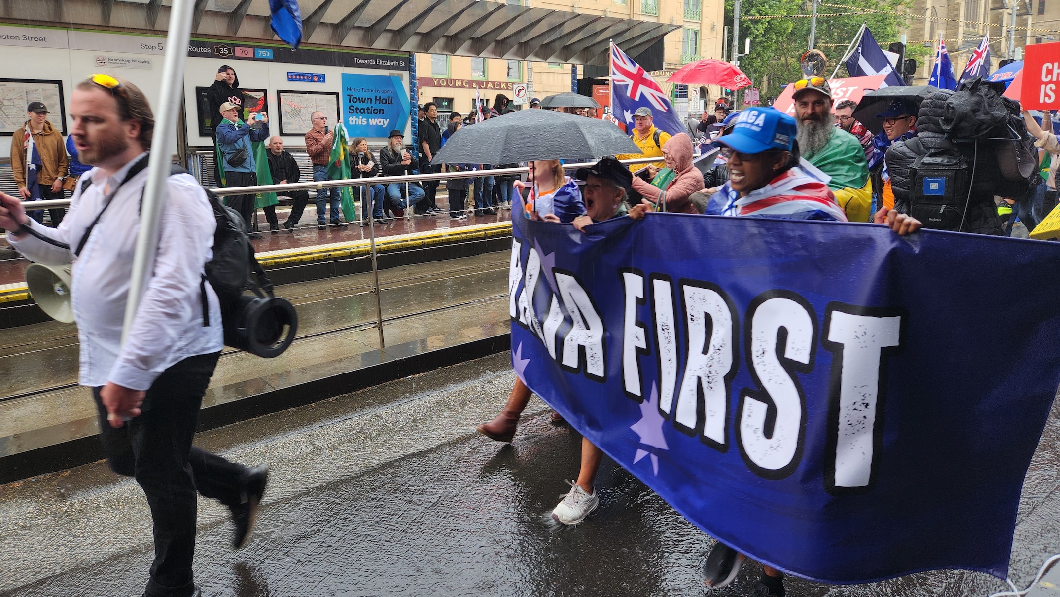 Anti-immigration protest met with counter-rally in Melbourne CBD