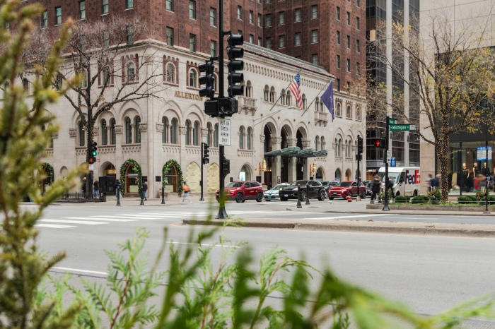 Travel: Festive Chicago confronts a difficult season