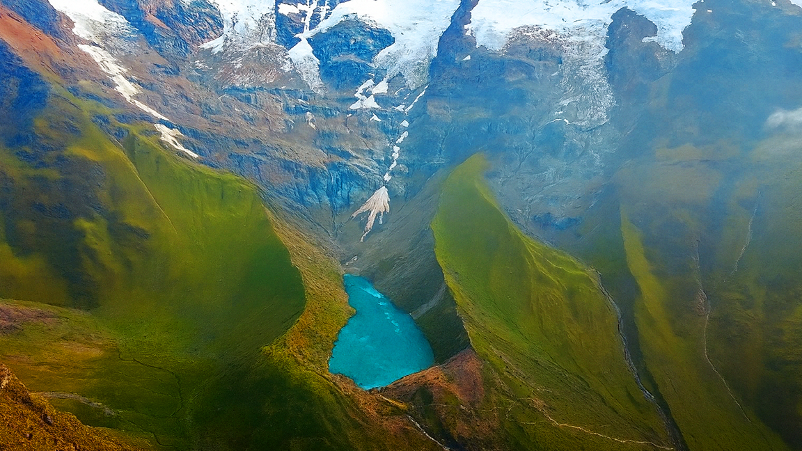 Humantay Lake van boven: de prachtige kleuren van Peru