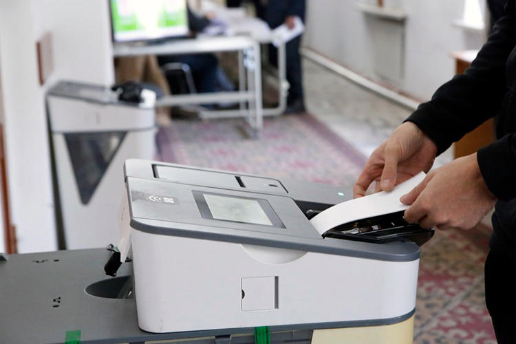 Kırgızistan'da halk erken milletvekili seçimleri için sandık başında