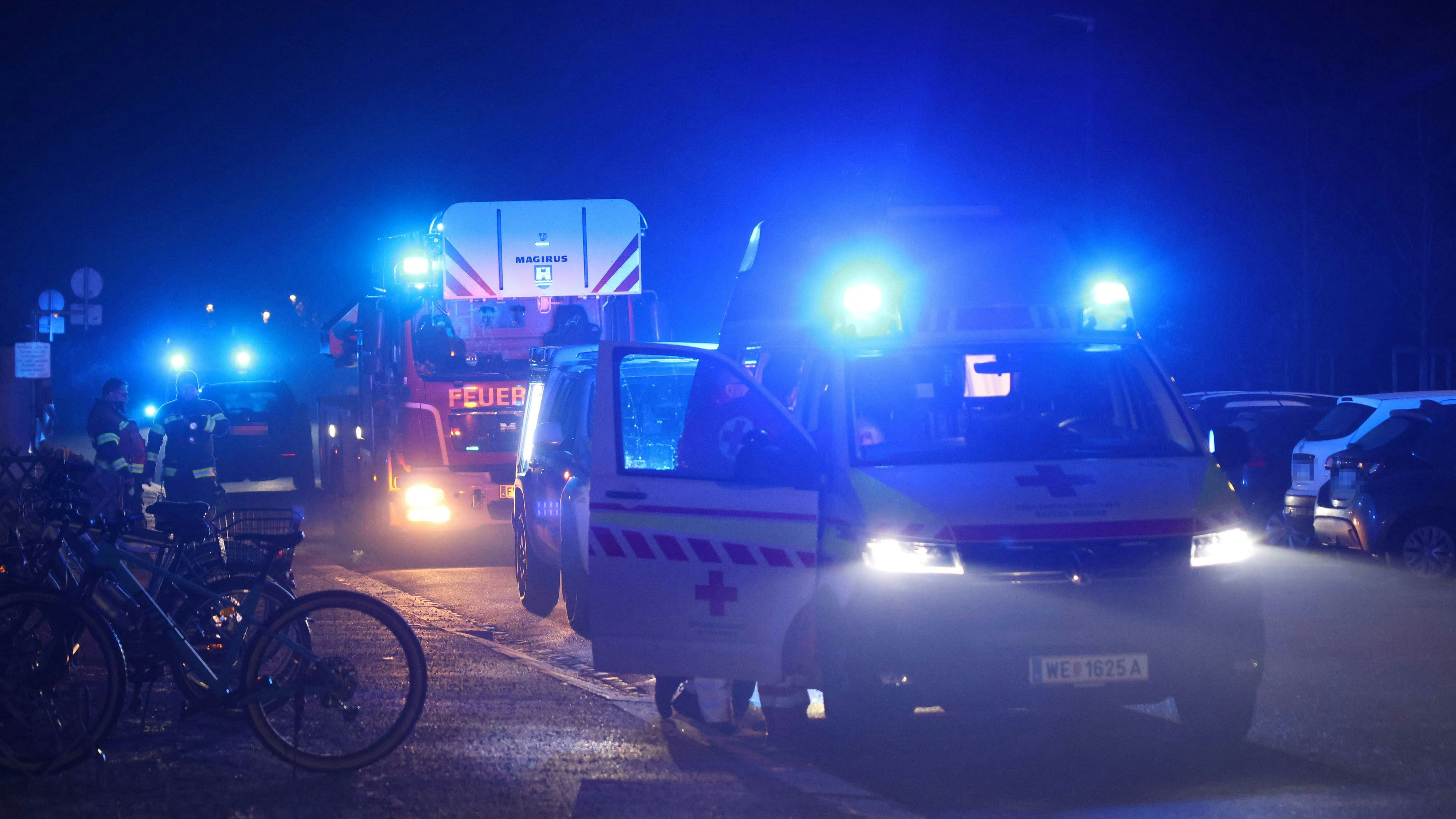 Feuerwehr rückt mitten in der Nacht zu Einsatz aus