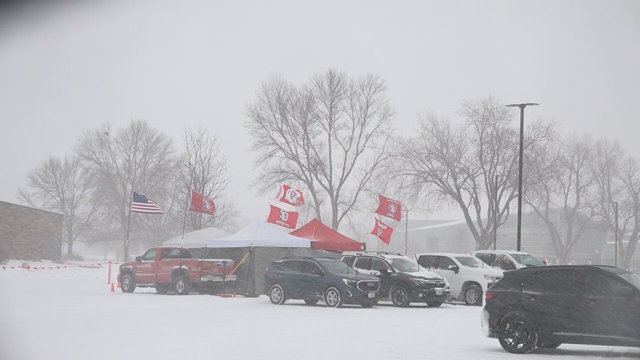 Football fans drive through snowfall for South Dakota college playoff games