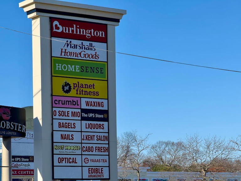 Crumbl Cookies is now hiring for its first Suffolk location