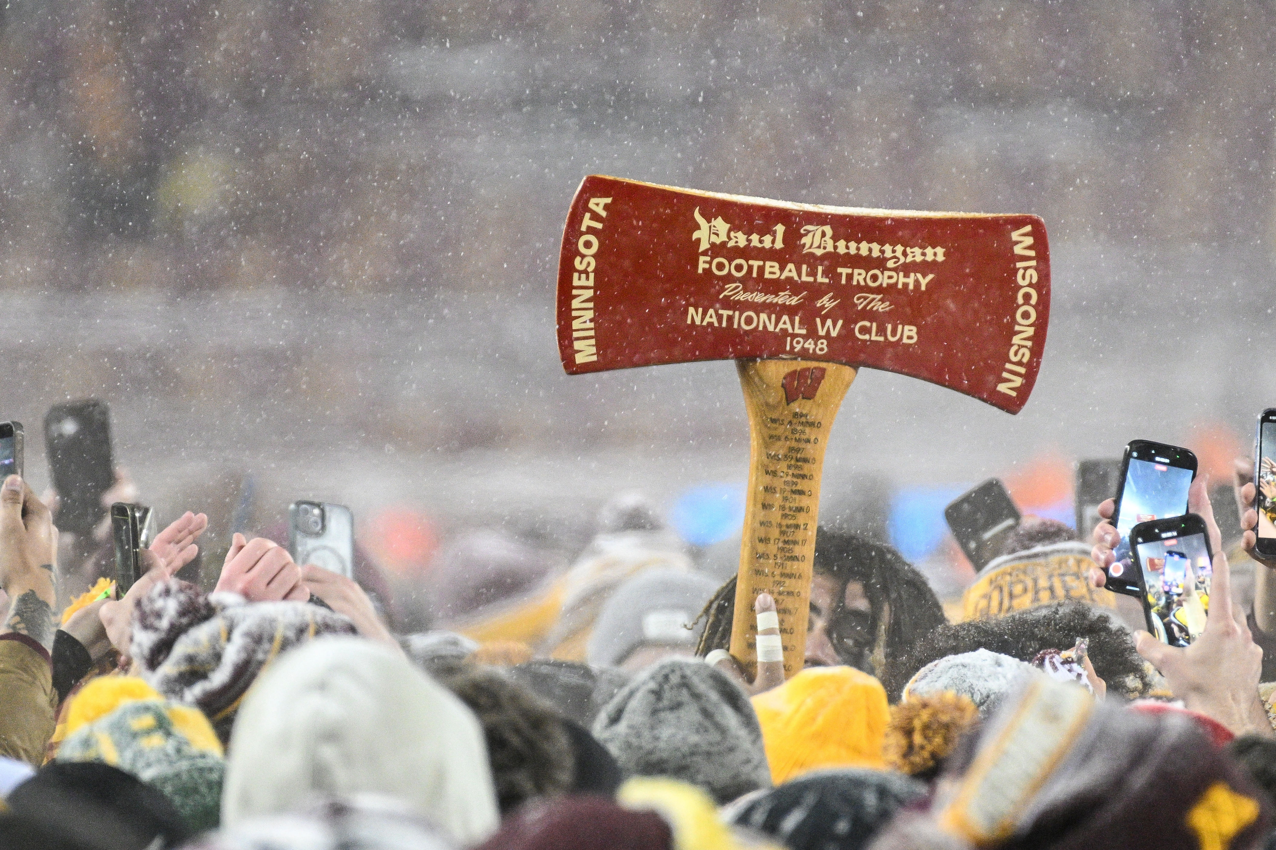 Minnesota keeps Paul Bunyan's Axe with a snowy 17-7 win over Wisconsin ...