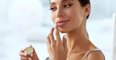 Dokonalý úsměv i v zimě? Vsaďte na hydratační rtěnky, které rty osvěží ...