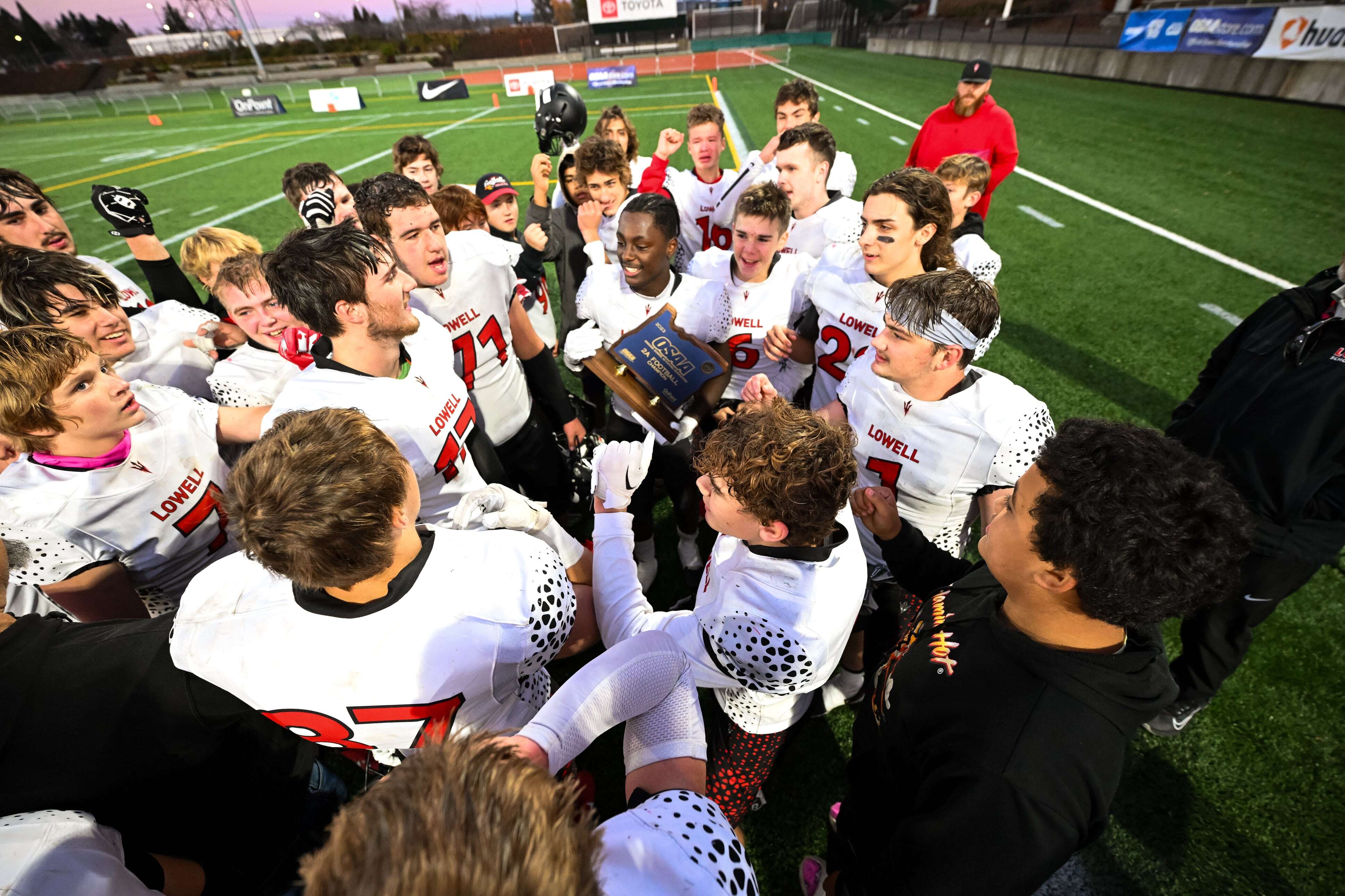 Live updates from Oregon’s Class 4A, 3A, 2A and 1A high school football ...