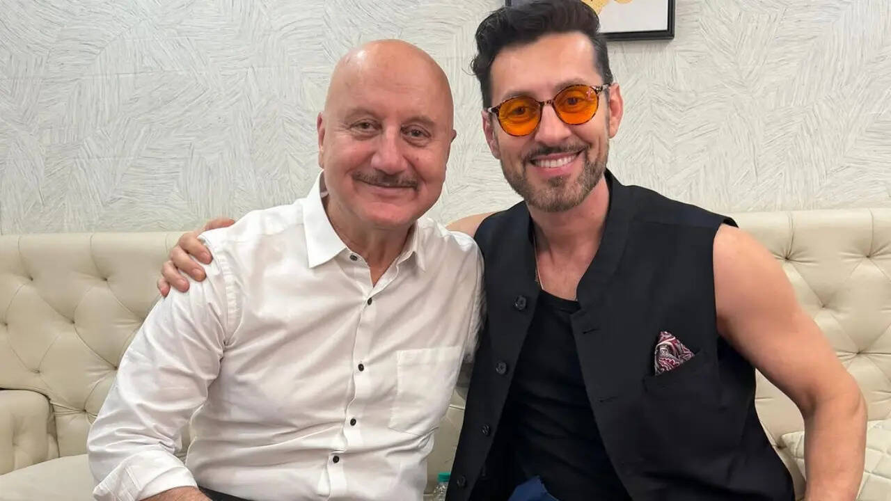 Anupam Kher Presents His Jacket to Max Amini, Comedian Exclaims 'Jai Ho ...