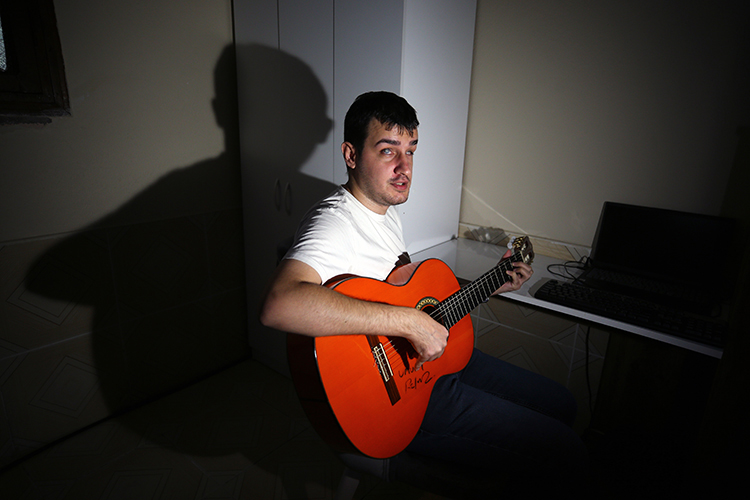 Görme engelli Umut, kendi besteleriyle sahnelere çıkmayı hedefliyor