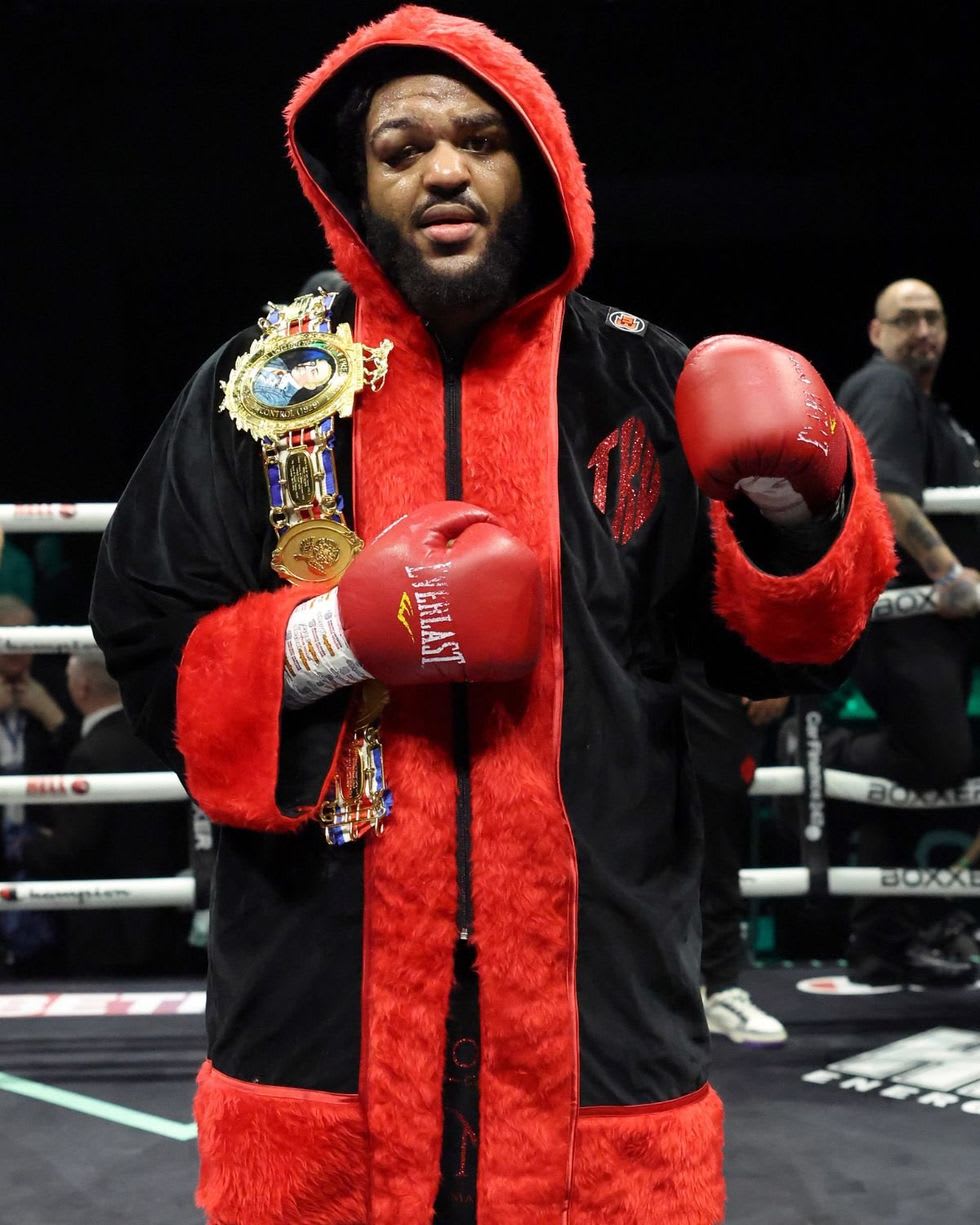 Frazer Clarke emotionally walks away from the ring after losing Jeamie ...