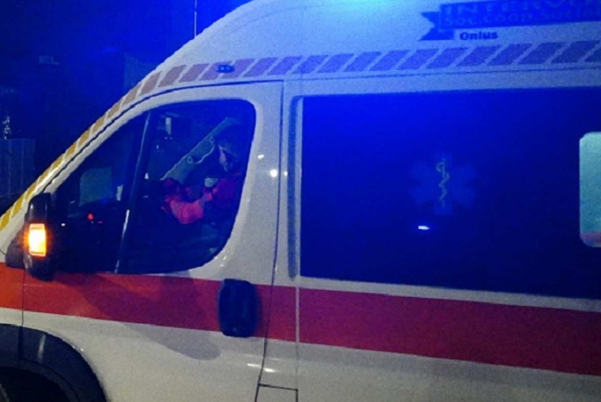 Esplosione in uno stabile, gravemente ferito un anziano