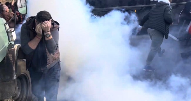 Εντάσεις, οργή κι επεισόδια στην πρεμιέρα των αγροτικών μπλόκων: Χημικά ...