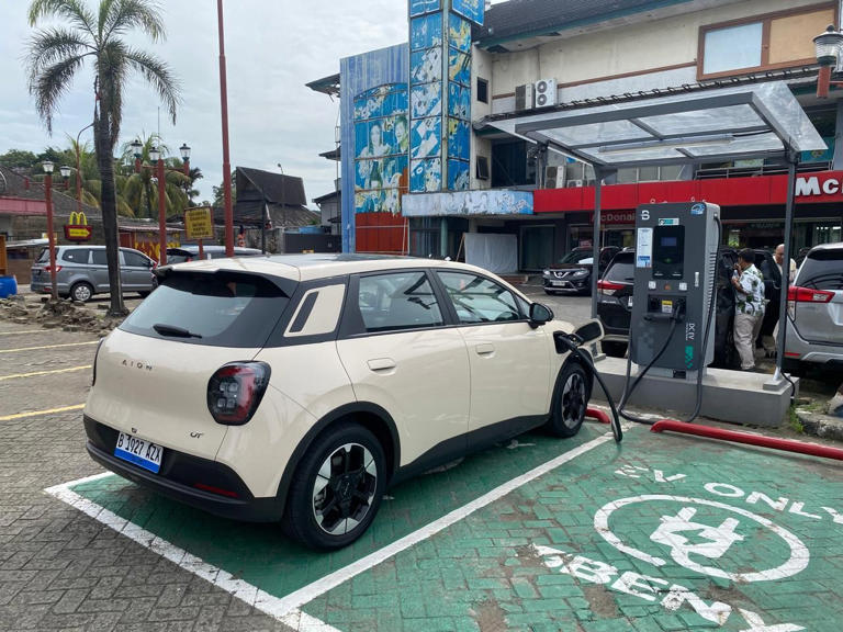 Enaknya Ngecas AION UT, Sambil Sarapan Baterai Bisa Penuh Lagi