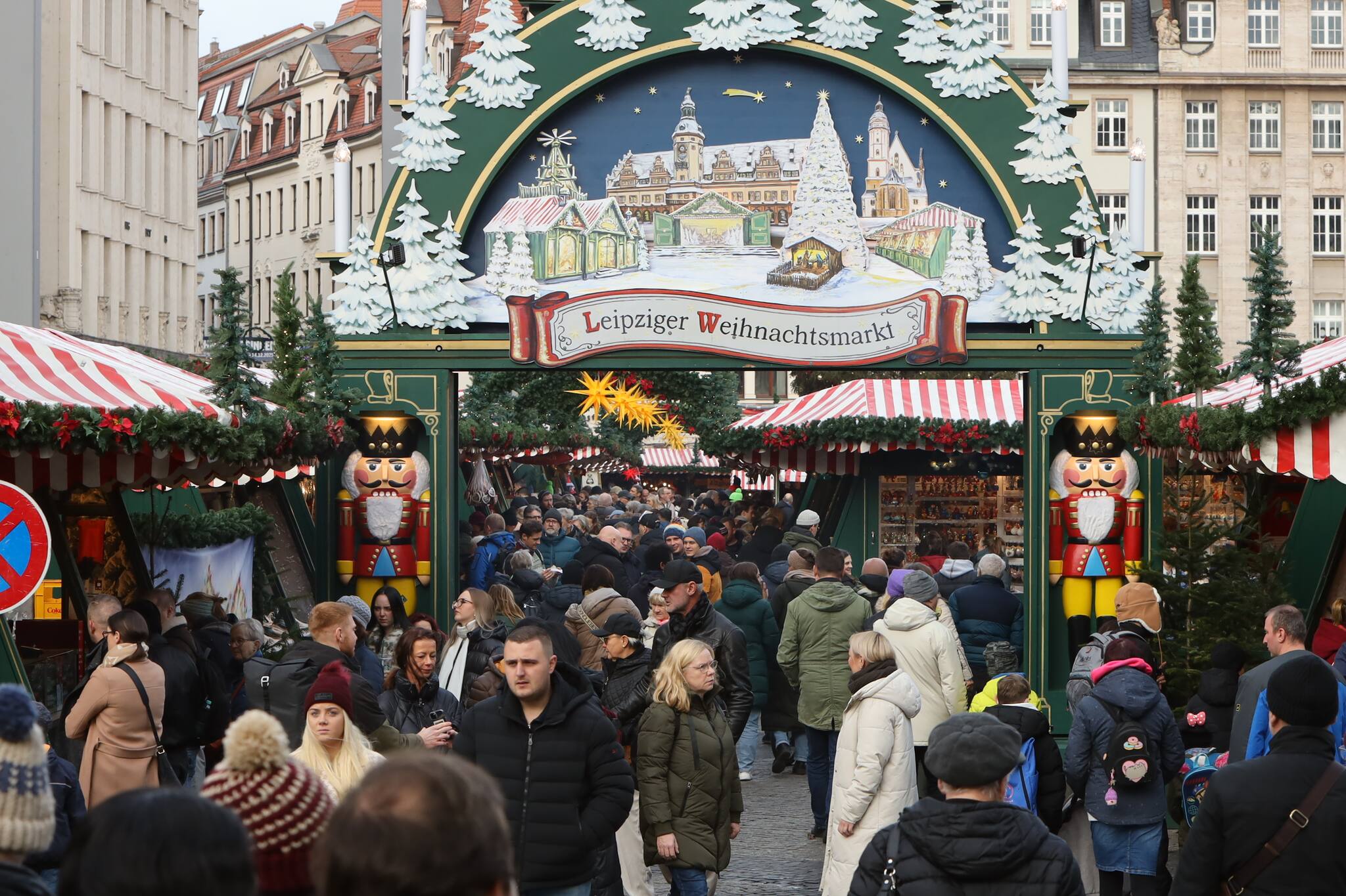Leipziger Spitzensportler schenken Glühwein auf dem Weihnachtmarkt aus