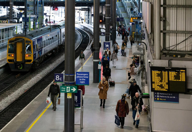 Power outage at Leeds station causes rail chaos