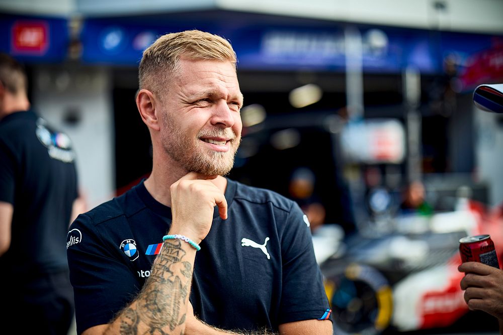 Kevin Magnussen med stor hjælp til 17-årige Alba: Han tager altid telefonen