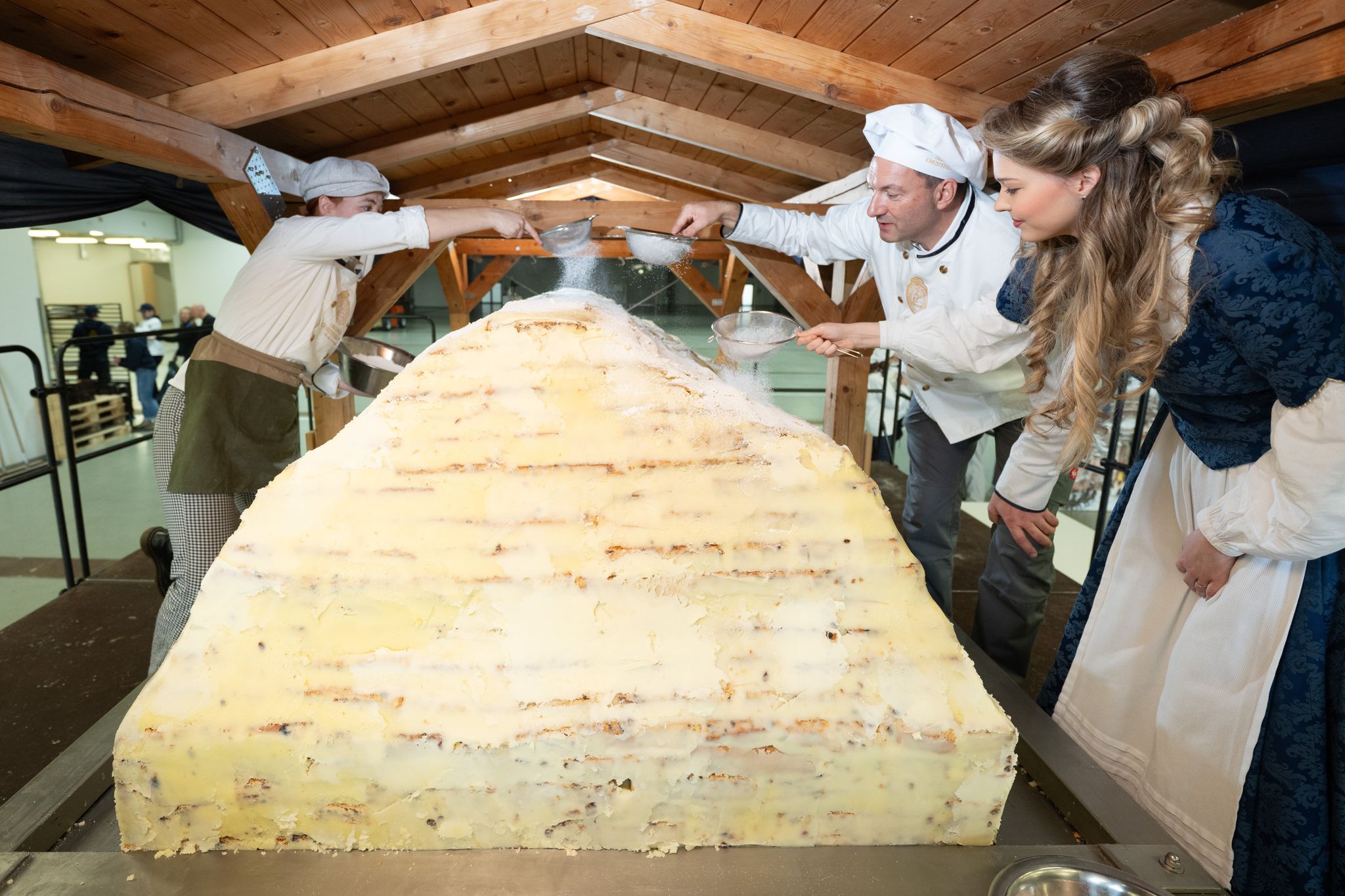 Dresdner Stollenbäcker setzen XXL-Striezel zusammen