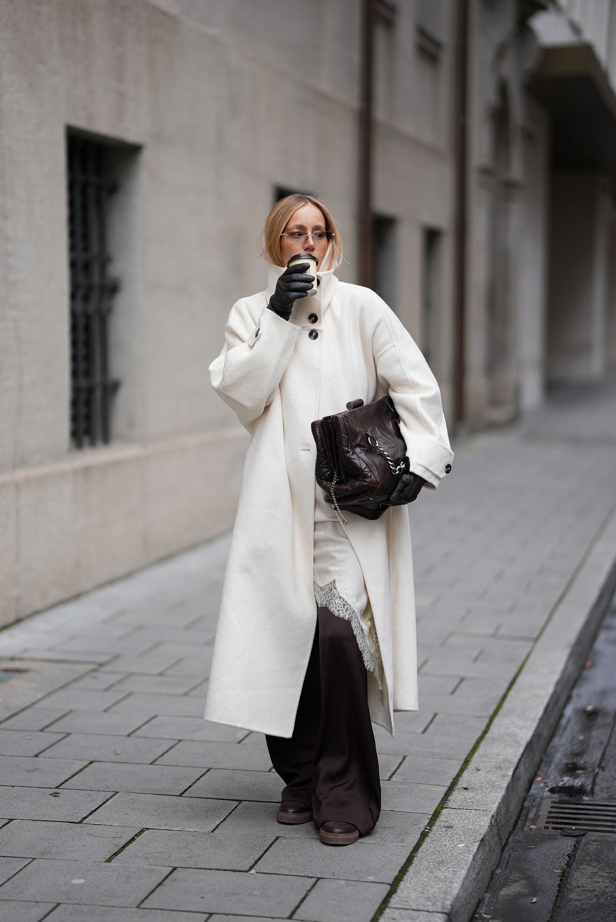 Blusas color café que son elegantes para llevar a la oficina esta ...