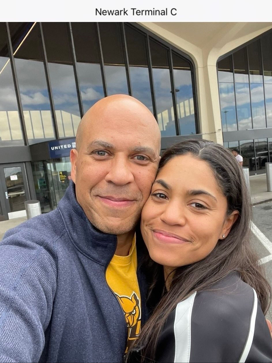 Sen. Cory Booker ties knot after whirlwind romance with much younger ...