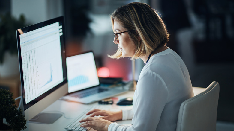 The Monitor Mistake That's Destroying Your Posture (And How To Fix It)