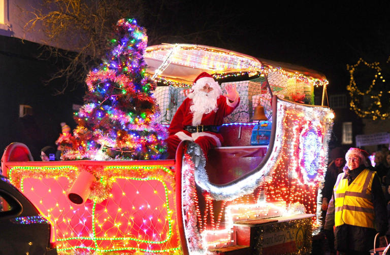 In pictures: Crowds gather for Emsworth Christmas lights switch on ...