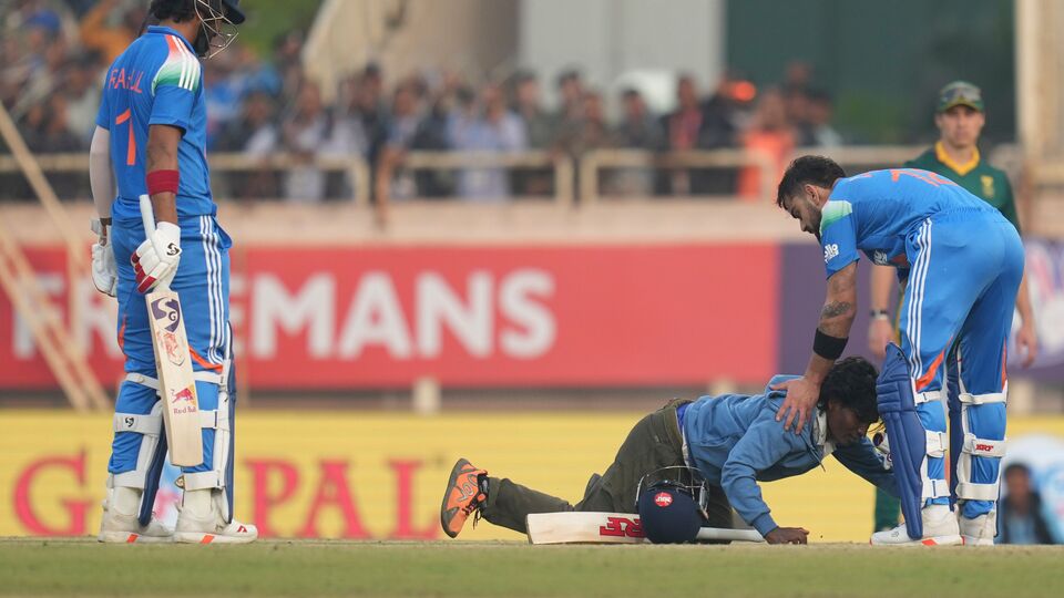 IND vs SA 1st ODI: Fan breaches Ranchi security to touch Virat Kohli's ...