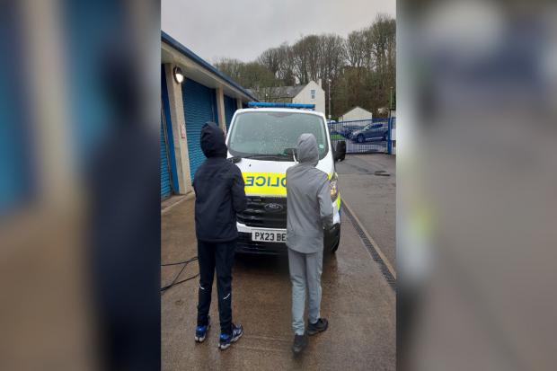 Youths who 'obstructed' officers made to clean police vehicles