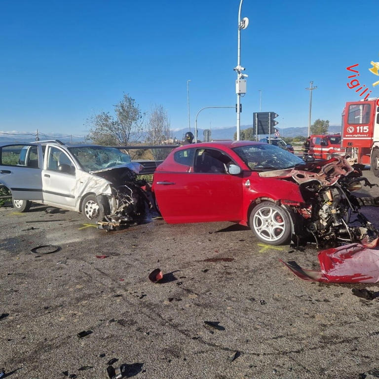 Scontro tra auto nel cosentino, muoiono due 20enni