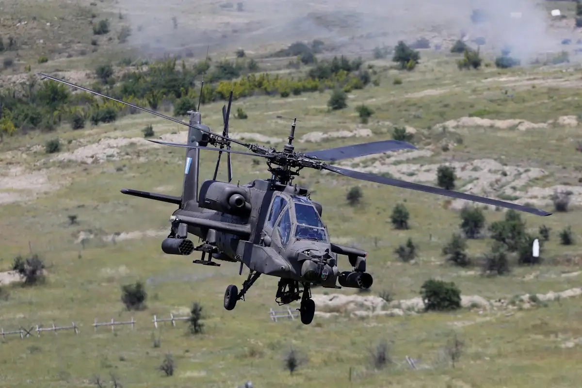 Apache: Η Αεροπορία Στρατού αρχίζει τις δοκιμές στο πρώτο ...