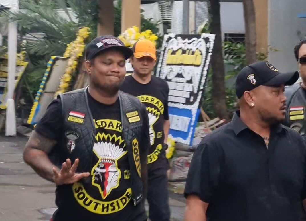 Virgoun Ditemani Komunitas Motor Takziah ke Rumah Duka Gary Iskak