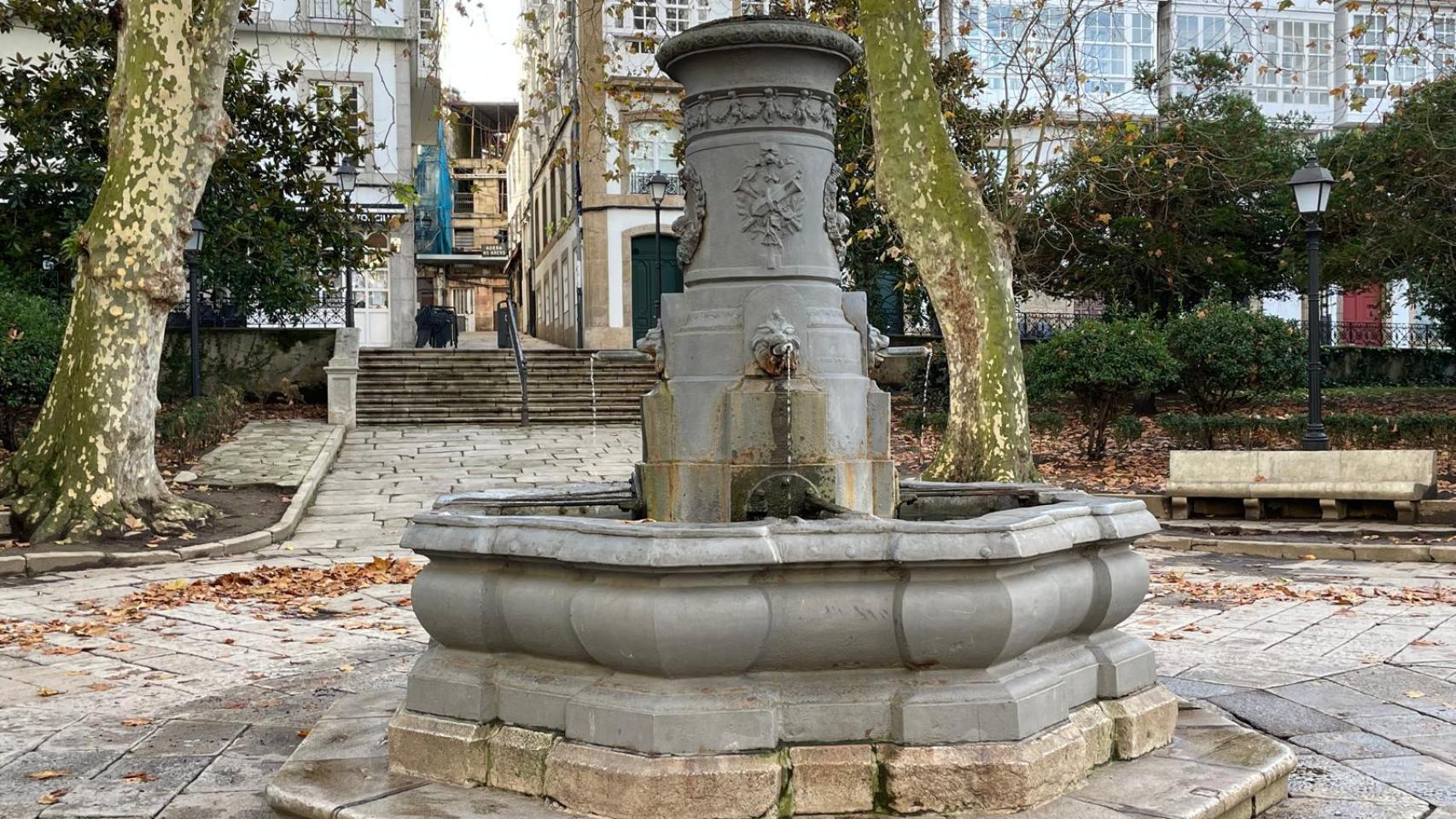 Herido grave un joven en A Coruña tras subirse a la estatua de la plaza ...