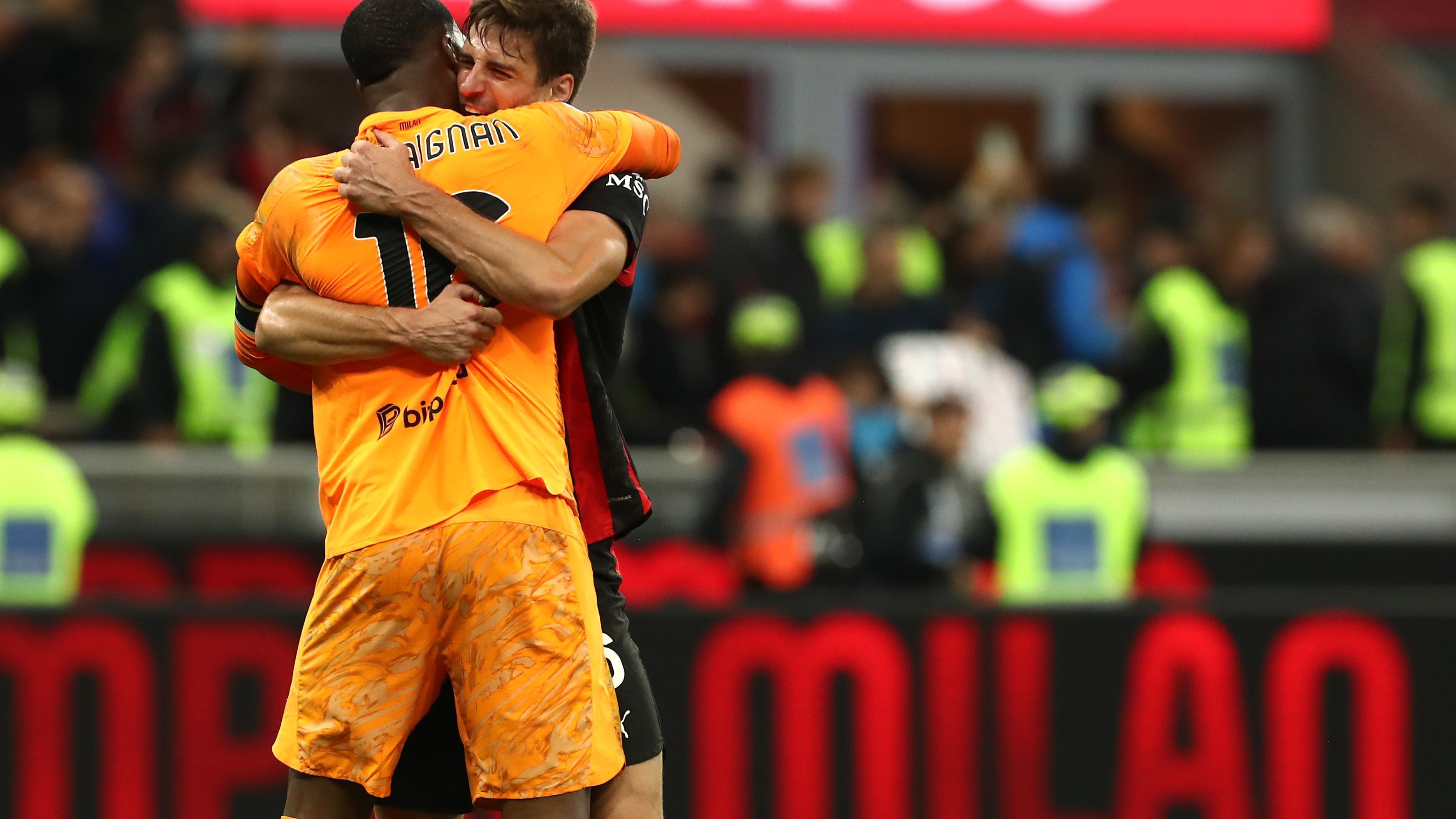 Milan, Gabbia prega Maignan: "Per favore firma". Il numero 46 rossonero ...