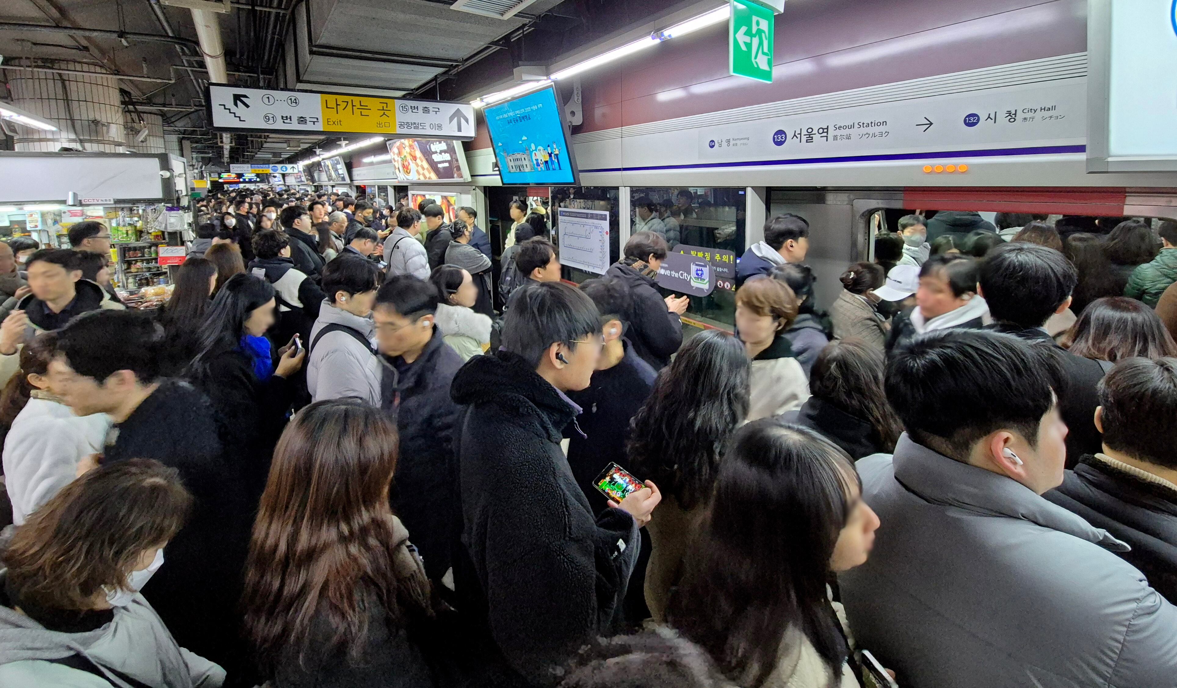 Seoul Metro Unions Begin Compliance Struggle