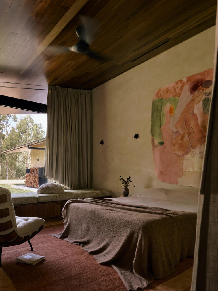 Rob Mills Architecture & Interiors nestles off-grid home in Australia's ...