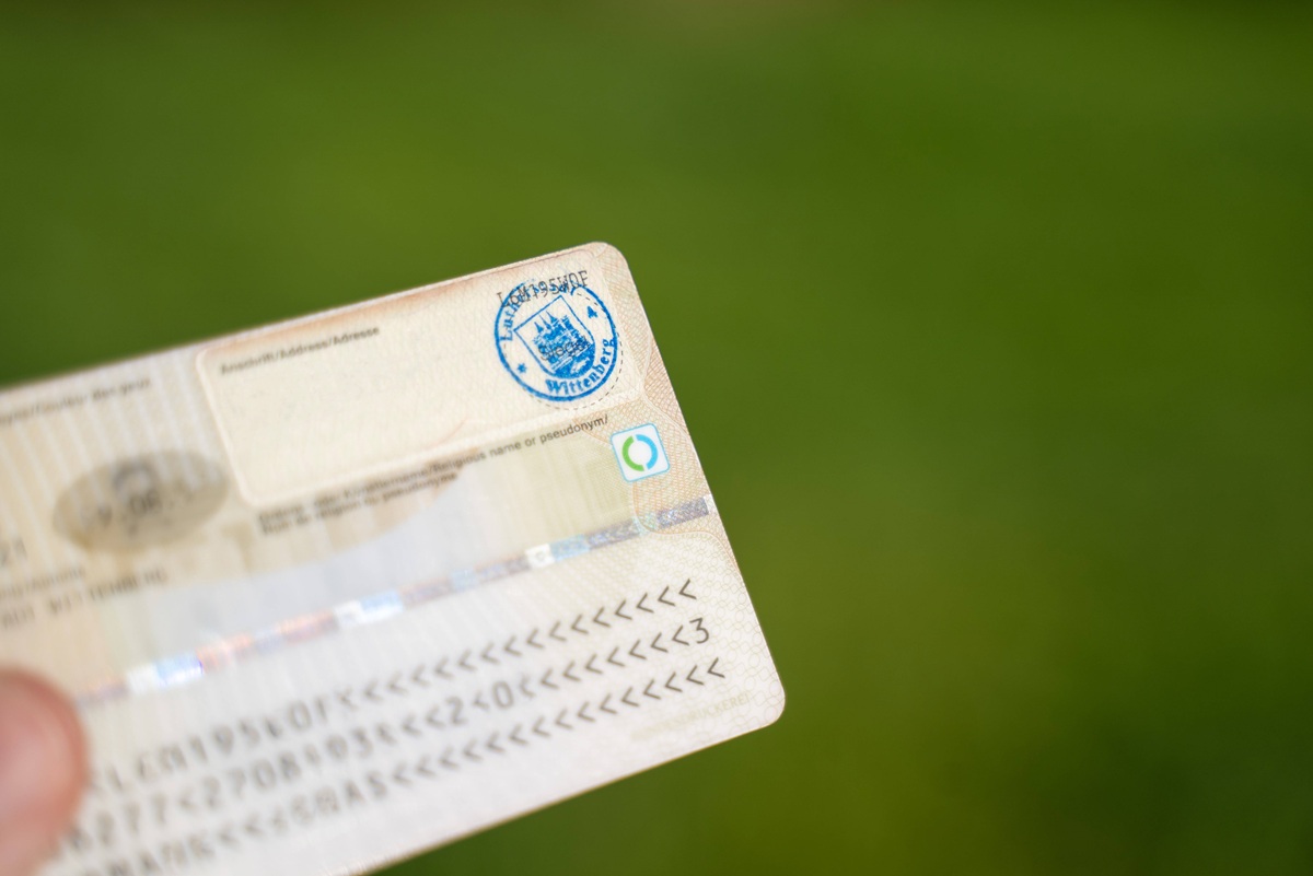 Bürger entdecken Sticker auf Personalausweis – er hat eine wichtige ...
