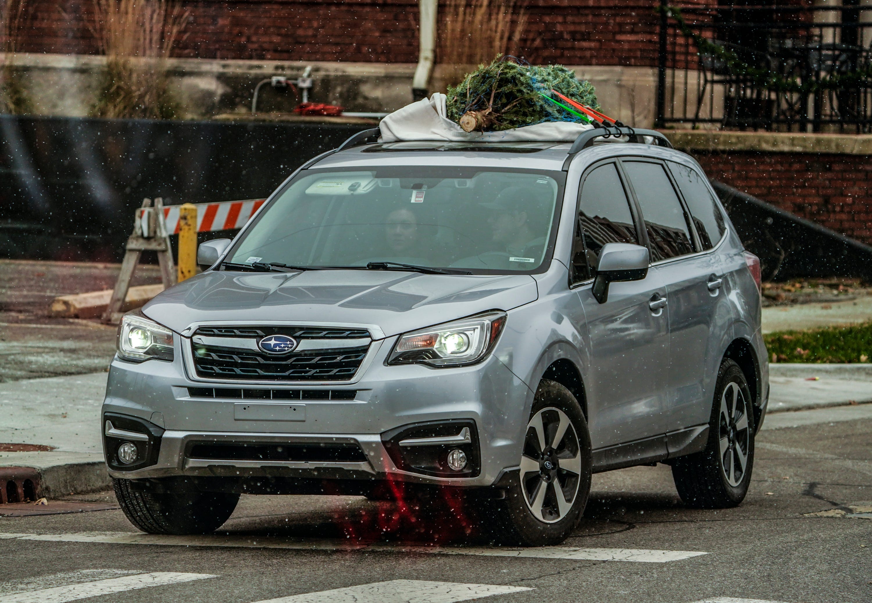 Snow continues in central Indiana on Sunday morning