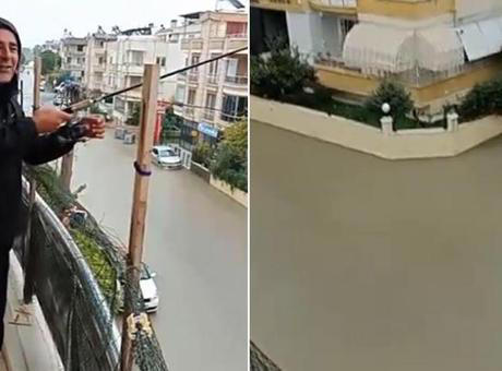 Ünlü tatil beldesinde yollar göle dönünce balkonundan sokağa olta attı