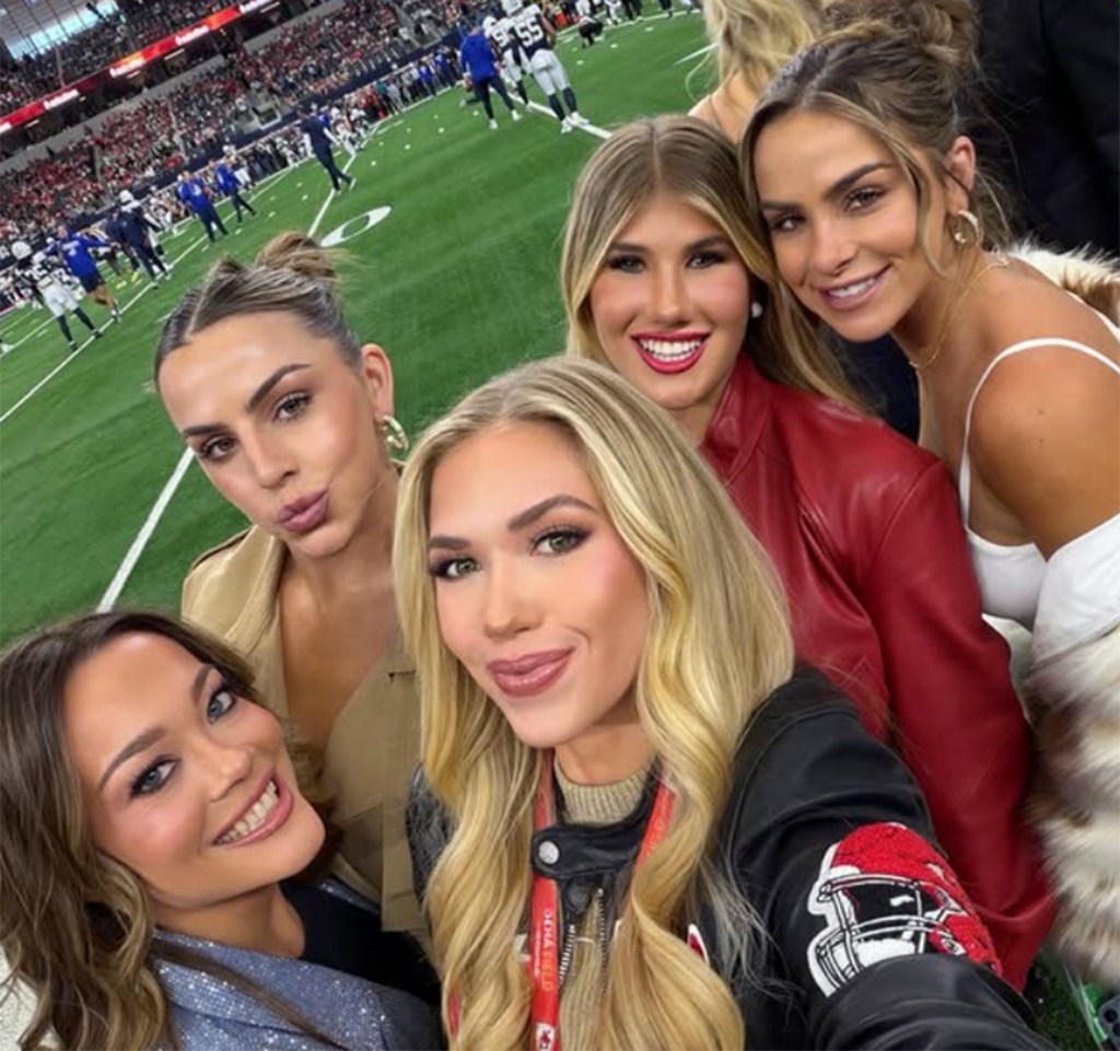 Chiefs heiress Gracie Hunt and Cavinder twins pose for sideline selfie ...