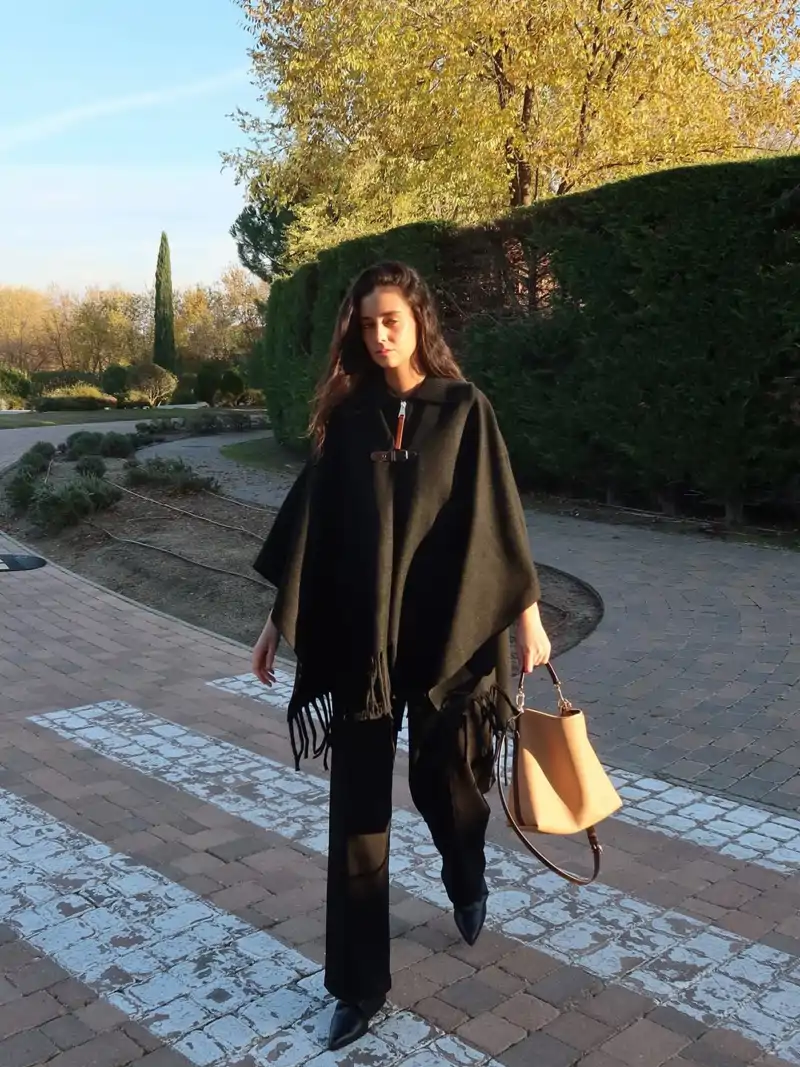Victoria Federica, a lo Reina Letizia, planta cara al frío con capa ...
