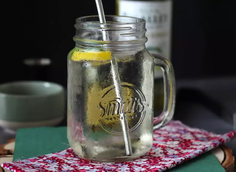 Spritz hugo with elderflower syrup, a fresh and sweet cocktail