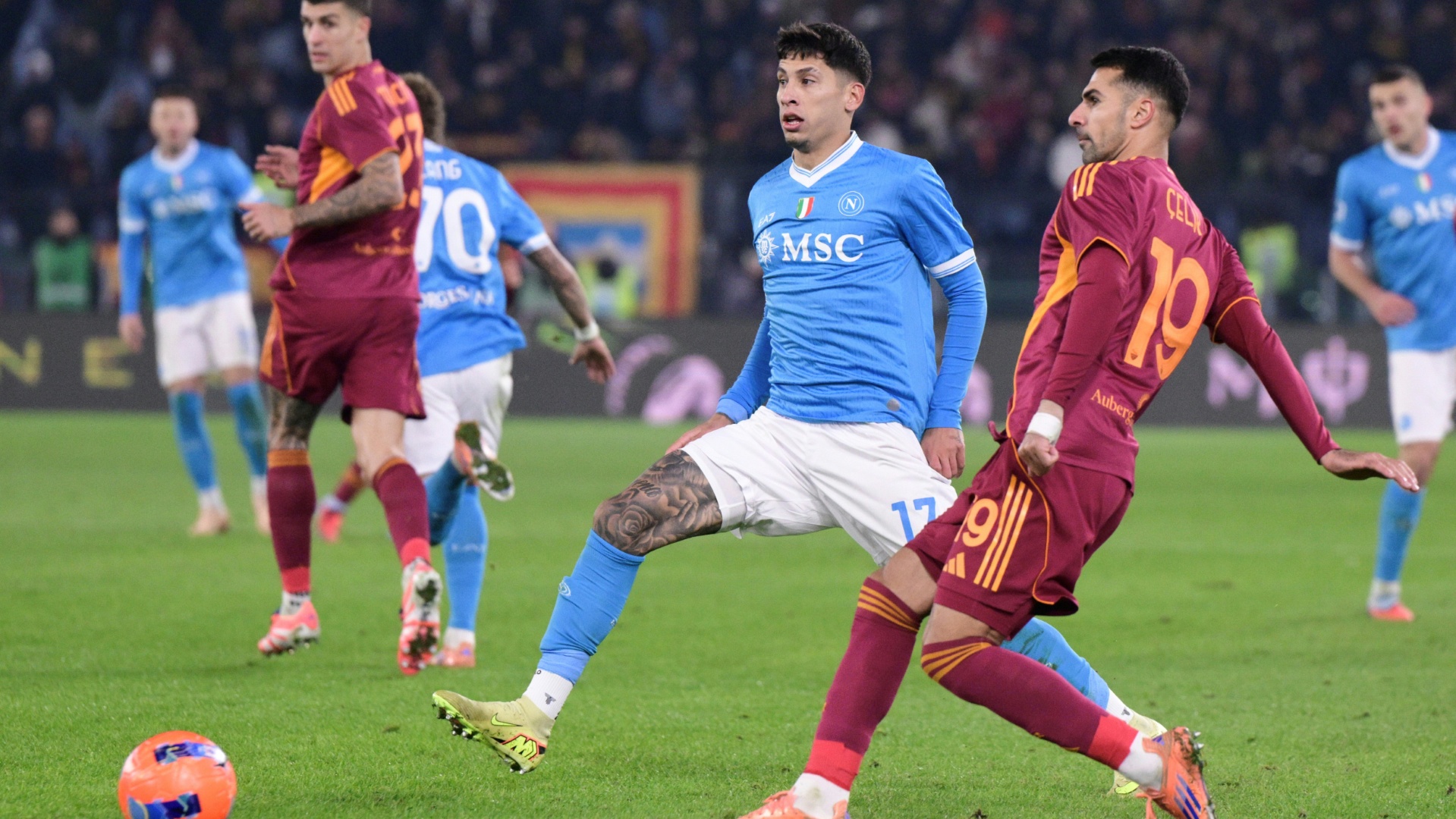 Fußball: Serie A - Neapel gewinnt in Rom und bleibt ganz oben dran