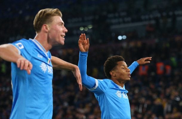 David Neres volta a decidir, Napoli supera Roma e alcança o Milan na ...