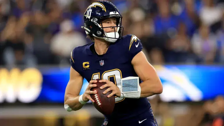 What's wrong with Justin Herbert's hand? Why Chargers QB is wearing ...