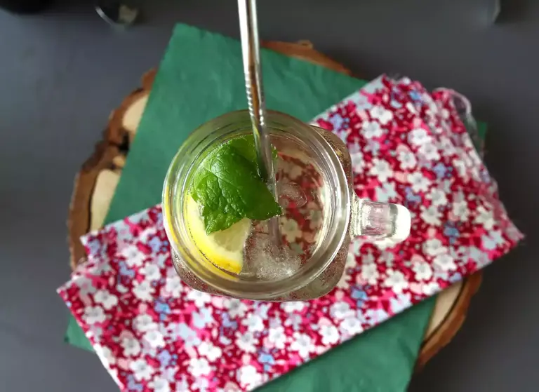 Spritz hugo with elderflower syrup, a fresh and sweet cocktail