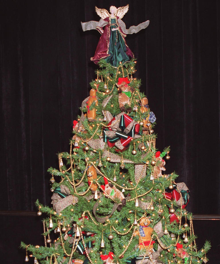 Burt Reynolds’ Over-The-Top 2000 Christmas Tree Is The Joyful ...