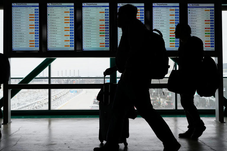 Post-Thanksgiving travelers in Chicago see hundreds of flights canceled ...