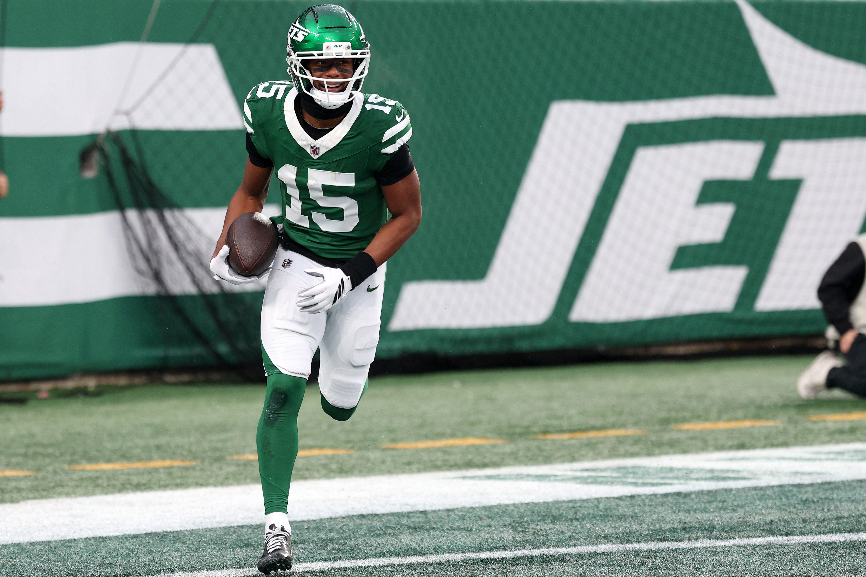 Jets' Adonai Mitchell erupts for 8 catches, 102 yards, and a touchdown