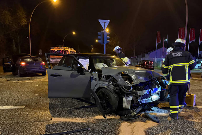 BMW-Fahrer kracht in Mini-Cooper: Beide Autos komplett zerstört