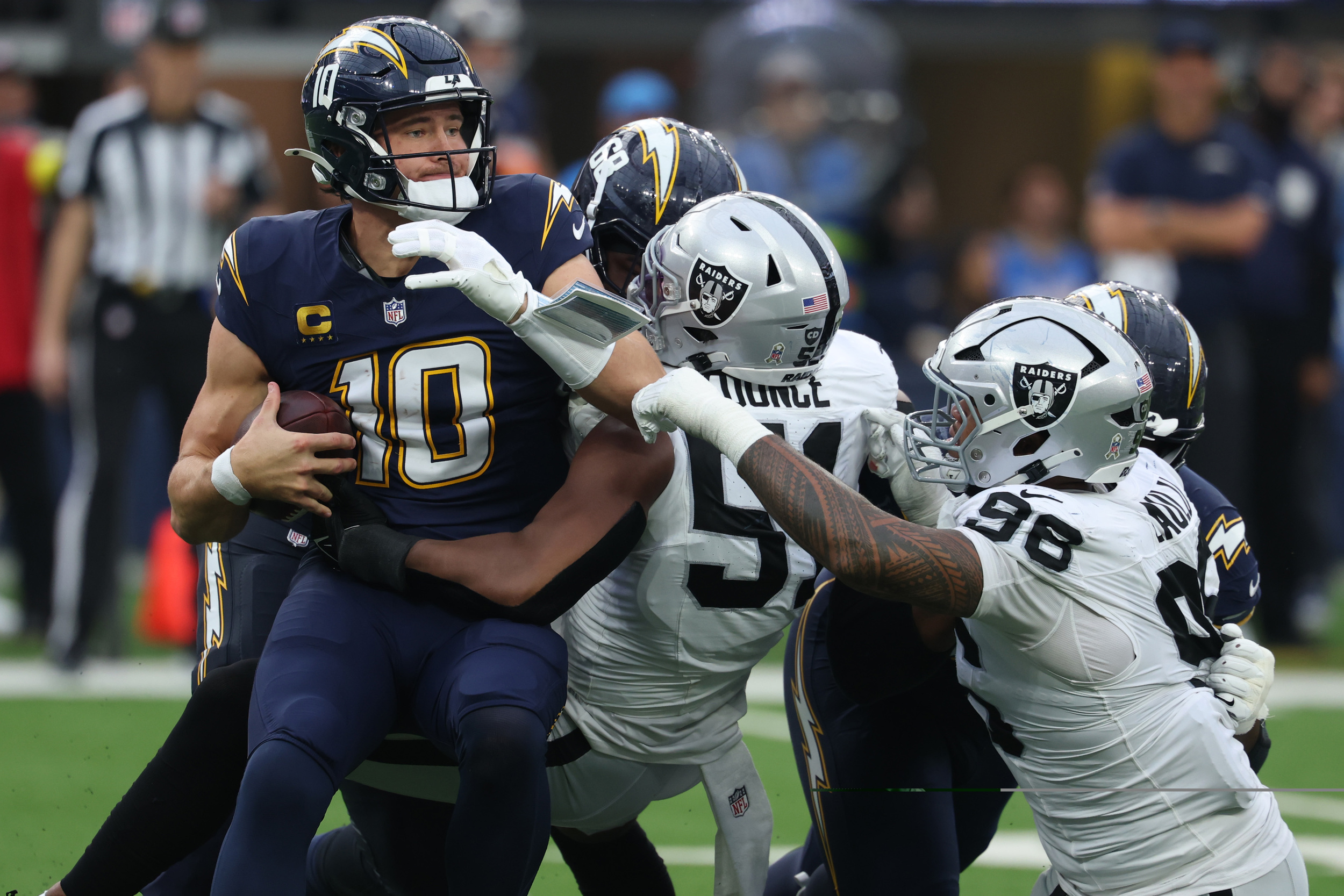 Justin Herbert suffers broken hand in Chargers win