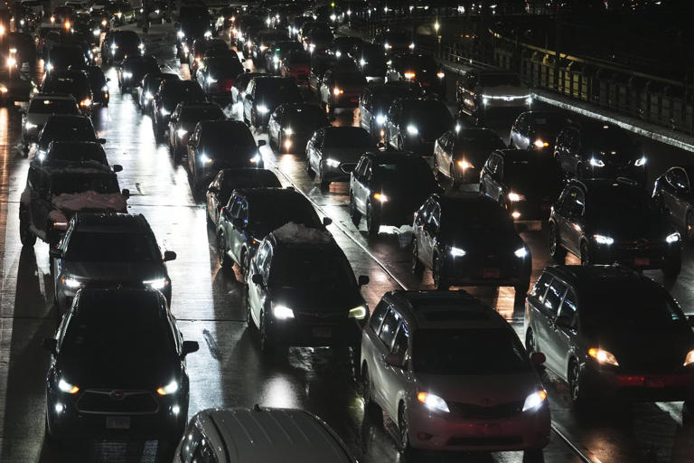 Post-Thanksgiving travelers in Chicago see hundreds of flights canceled ...