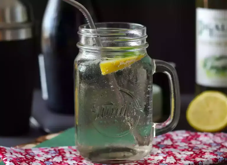Spritz hugo with elderflower syrup, a fresh and sweet cocktail